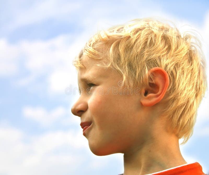 Blond pojke fotografering för bildbyråer. Bild av lycka - 5600179