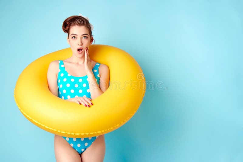 Blonde Dans Un Maillot De Bain Se Reposant Sur Une Chaise De Plate Forme Avec Un Cercle