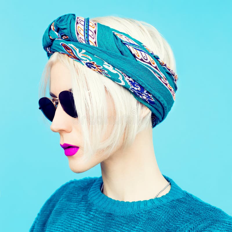 Mujer Hermosa Con La Bufanda Sobre Su Cabeza Imagen de archivo - Imagen ...