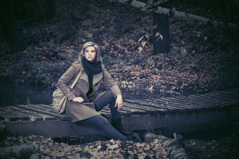 Blonde Frau Der Jungen Mode Im Herbstwald Stockbild Bild Von Attraktiv Erwachsener 103635485