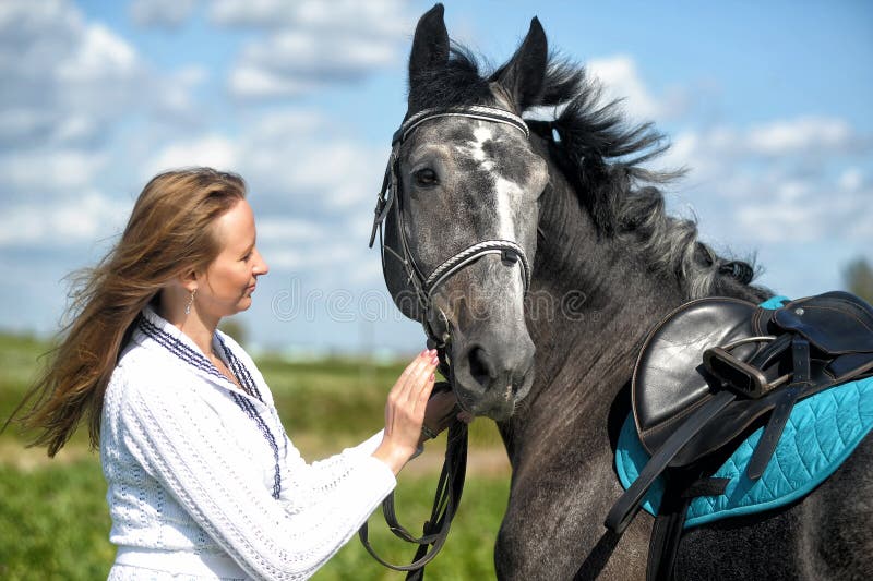 Blonde Frau Mit Einem Pferd Stockbild - Bild von kopf, leute: 44890731 Blonde Frau Mit Einem Pferd Stockbild - Bild von kopf, leute: 44890731