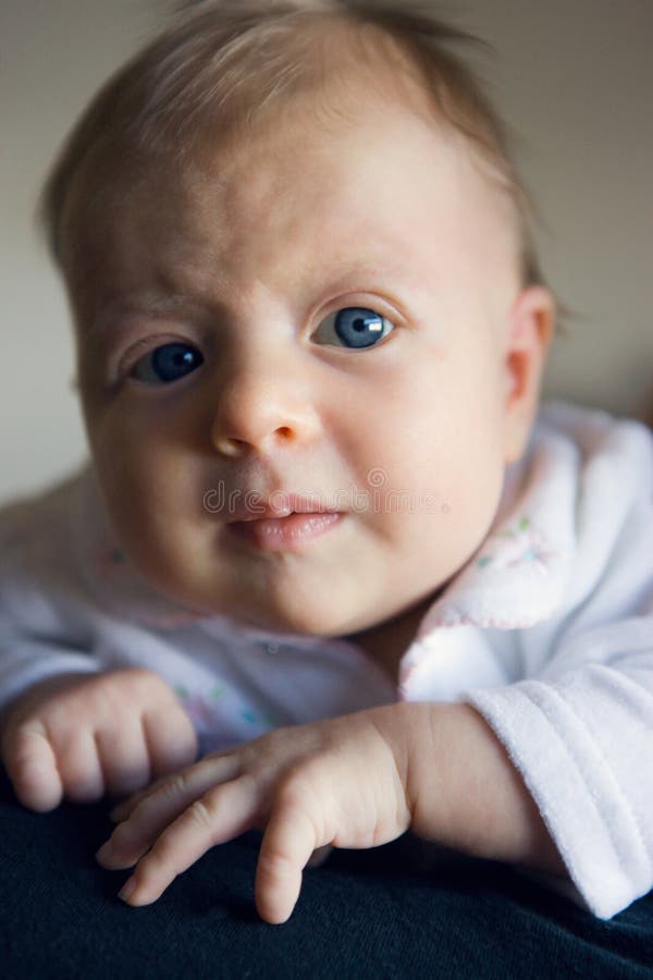 Blonde Pasgeboren Baby Met Blauwe Ogen Stock Foto - Image of ...