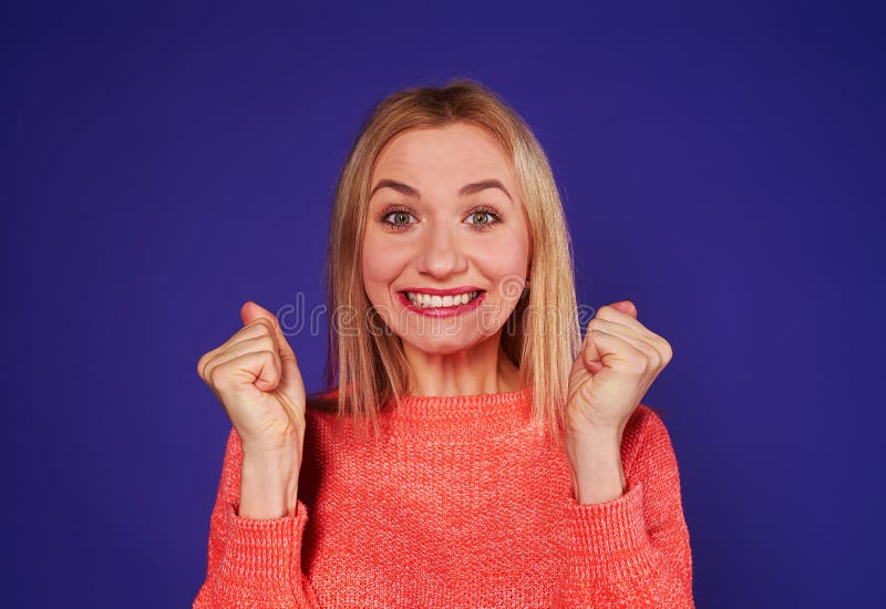 Blonde Smiley wensend iets stock afbeelding. Image of kleurrijk - 109702407