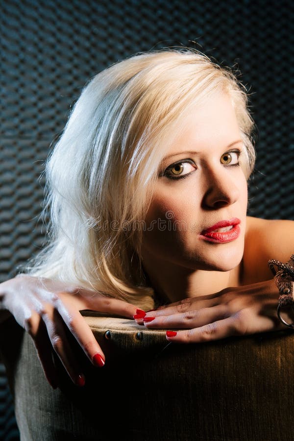 Blonde Vrouw op Laag stock foto. Image of wijfje, sensualiteit - 31455534