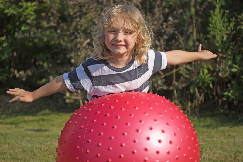 Blonder Junge Spielt Mit Gymnastischem Ball Stockfoto - Bild von ...