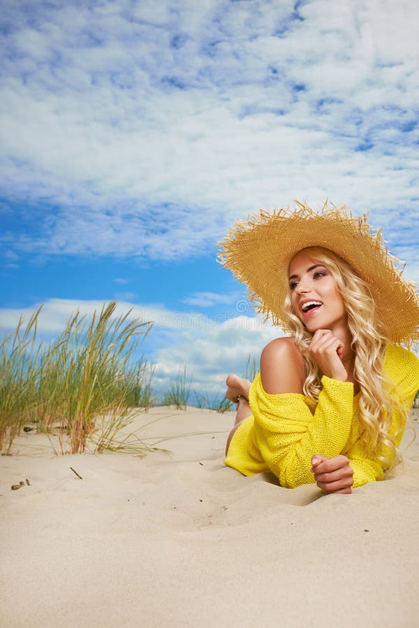 Blonder Tragender Sonnenhut am Strand Stockfoto - Bild von freiheit ...