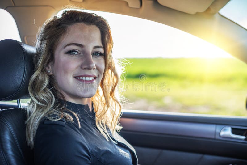 Blondine Im Auto. Attraktive Frau Wird Ein Auto. Stockfoto - Bild von ...