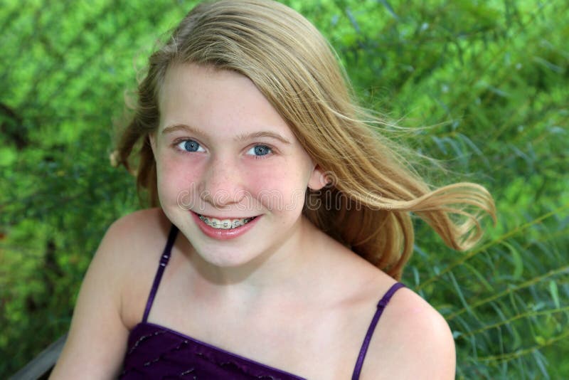 Blondynki Dziewczyny Trawy Ja Target1811_0_ Obraz Stock - Obraz ...