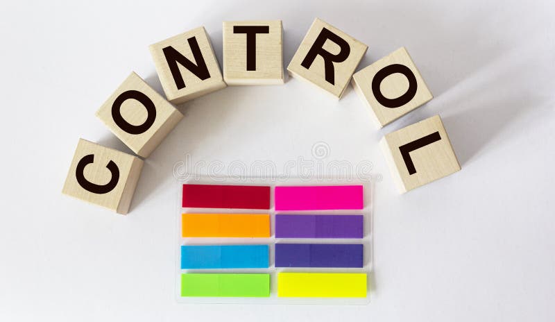Bloques De Madera Con La Palabra CONTROL Imagen de archivo - Imagen de ...
