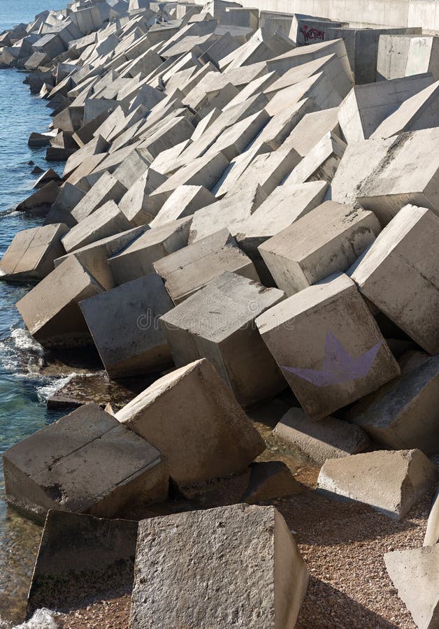 Bloques Del Cemento Del Rompeolas Imagen de archivo - Imagen de colapso ...