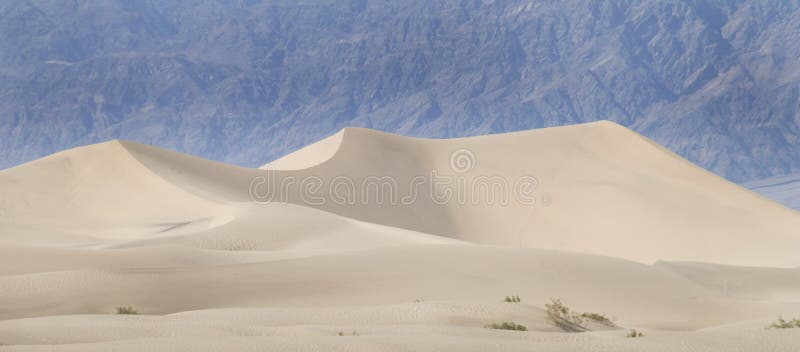 Blowing desert sand dunes stock image. Image of drifting - 2774203