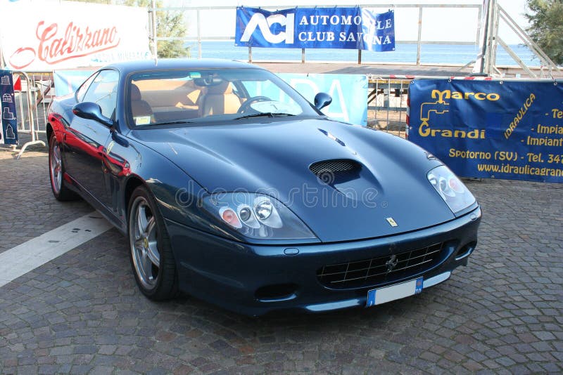 Blu di Ferrari fotografia editoriale. Immagine di automobile - 46689141