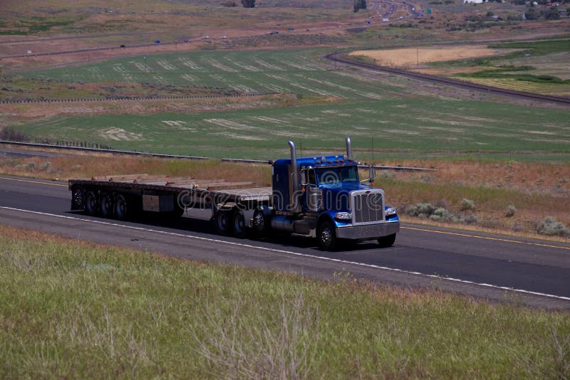 Blue Classic Peterbilt / Empty Flatbed Stock Image - Image of eighteen ...