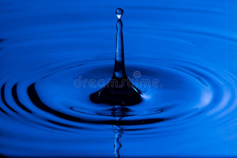Perfect Water Drop Splashing into Smooth Water Causing Ripples Stock ...