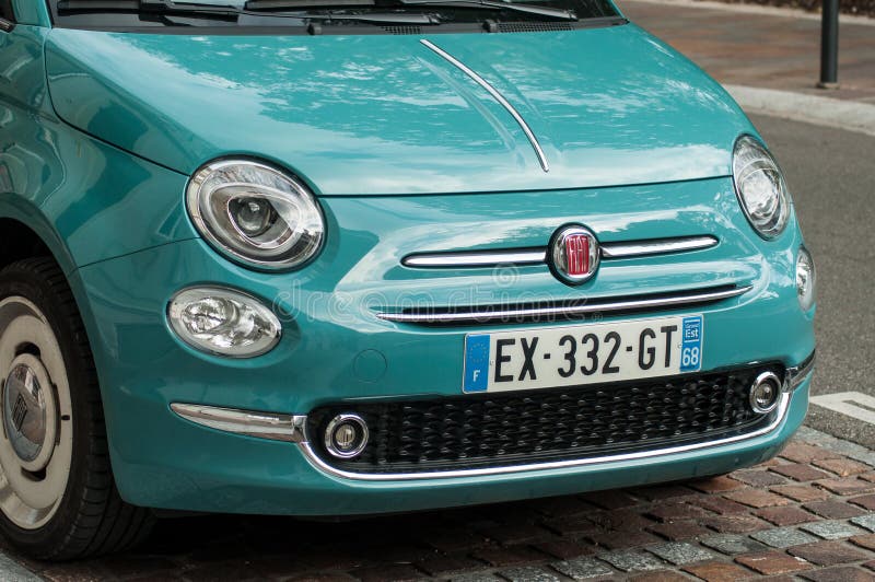 Blue Fiat 500 Front Aparcado En La Calle Fotografía editorial - Imagen ...