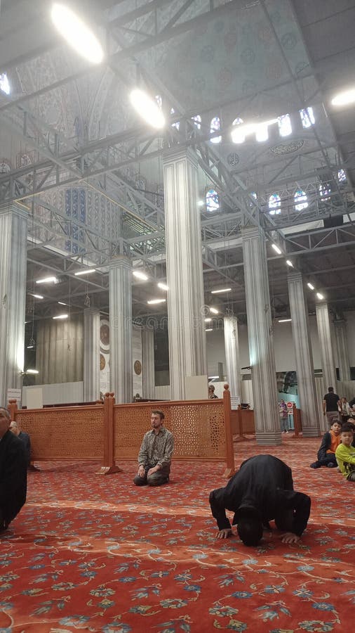 Blue Mosque Prayer editorial photography. Image of istanbul - 262000042