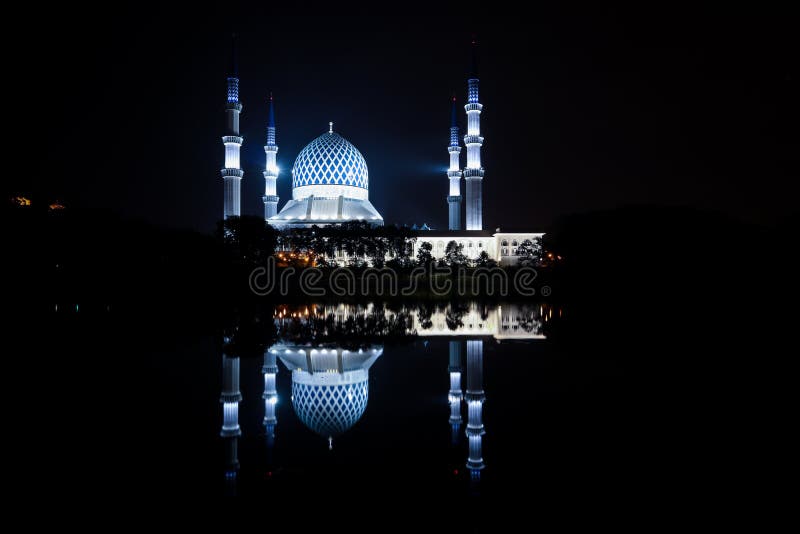The Blue Mosque View during Night Time with Reflection in the Lake ...