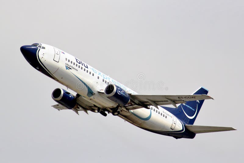 TAM Airlines Boeing 777 editorial stock image. Image of runway - 80408024