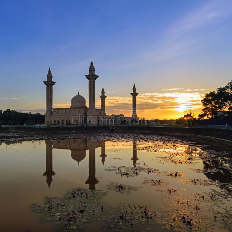 Blue Sky and Reflection of Mosque with Lotus on the Lake Editorial ...