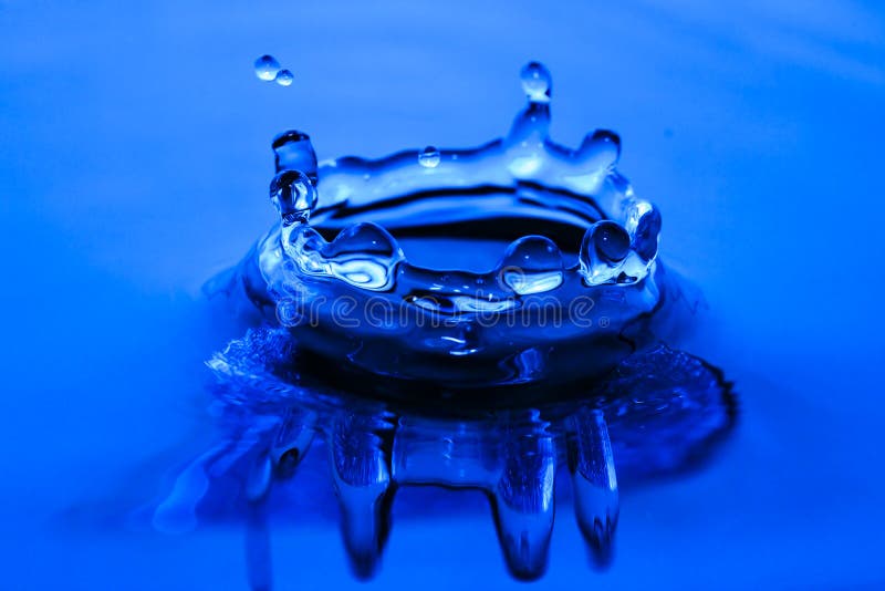 Blue water splash crown stock photo. Image of aqua, perfection - 7139956