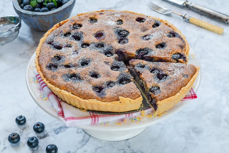 Blueberry and almond tart stock image. Image of dusting - 149555103