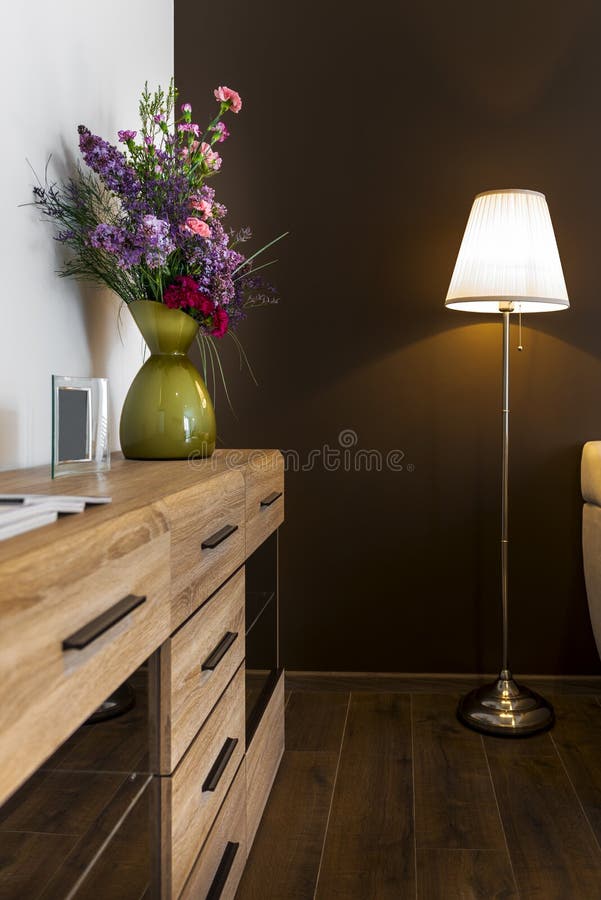 Blumen auf dem Schrank stockbild. Bild von luxus, lampe - 39432727