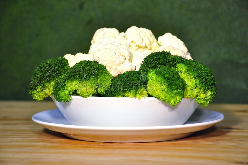 Blumenkohl und brokoli stockbild. Bild von platte, gesundheit - 12081089