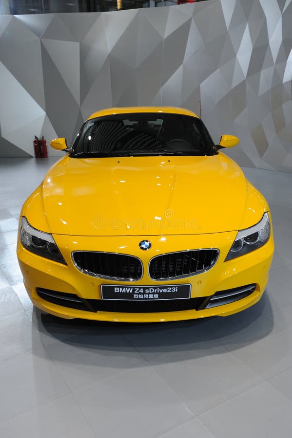 Coche deportivo amarillo imagen de archivo. Imagen de potencia - 16455877