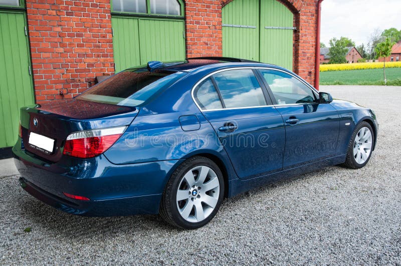 BMW azul E60 545 i foto de stock editorial. Imagem de azul - 57670528