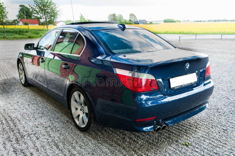 BMW azul E60 545 i foto de stock editorial. Imagem de azul - 57670528