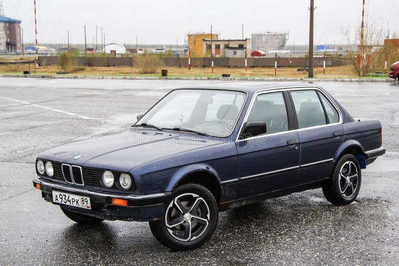BMW E30 324d foto editorial. Imagen de compacto, mano - 129862976