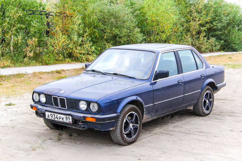 BMW E30 324d foto editorial. Imagen de compacto, mano - 129862976