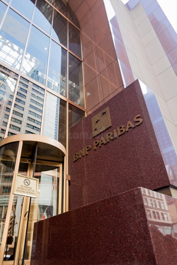 La Entrada a La Sucursal Del Banco Internacional BNP Paribas En Un ...