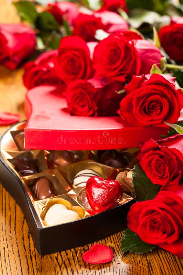 Boîte De Truffes De Chocolat Avec Les Roses Rouges Photo stock - Image ...