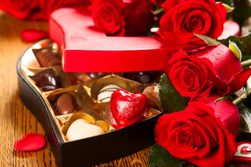 Boîte De Truffes De Chocolat Avec Les Roses Rouges Photo stock - Image ...