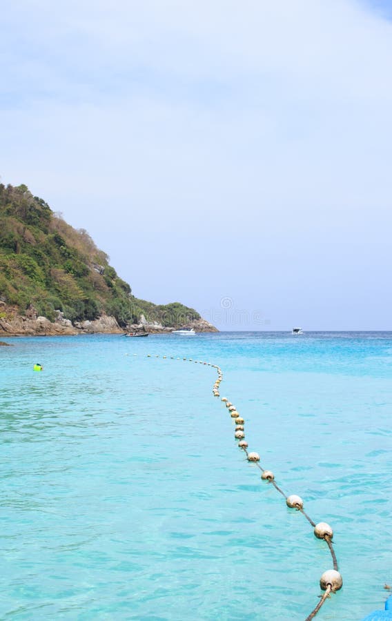 Boa Del Mare E Della Corda Sull'onda Del Mare Fotografia Stock ...