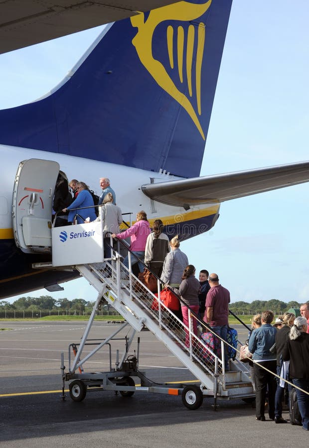 A night with Ryanair editorial photography. Image of flight - 128908307