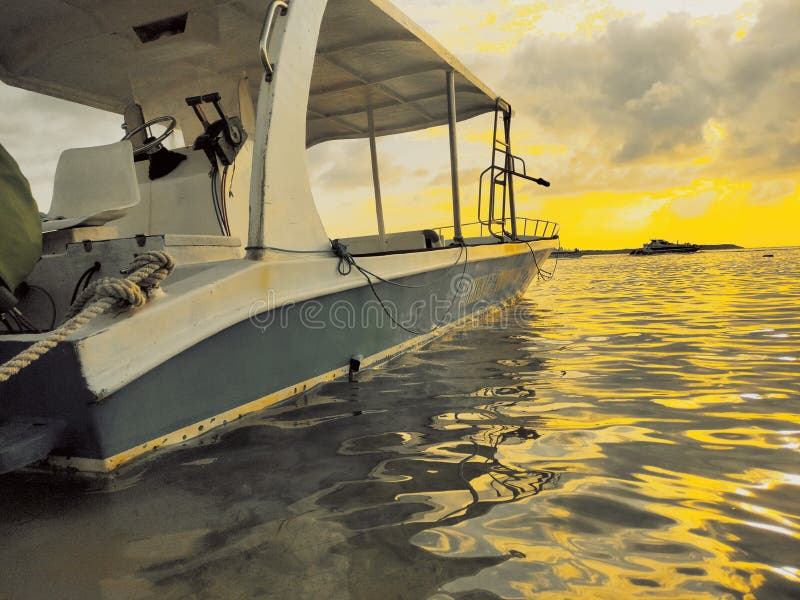 A Boat Leaning on the Beach Stock Image - Image of leaning, boat: 251299891