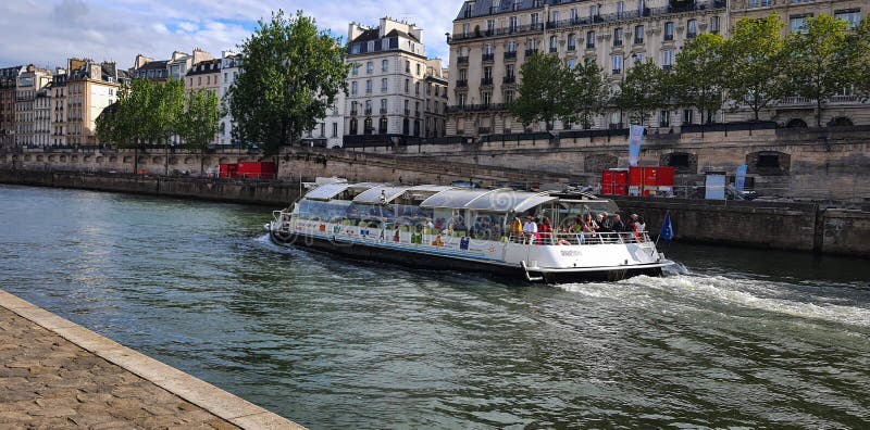 Boat in Paris editorial photo. Image of watercraft, tourism - 291046351