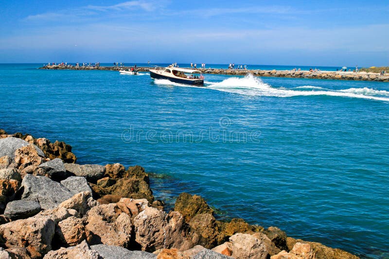 Boat and Rocks editorial photography. Image of tourists - 84514137