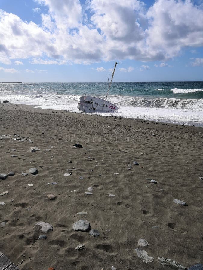 Boat stranded editorial photography. Image of beach - 130027422