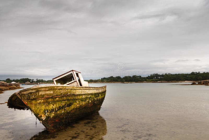 Boat Stranded on the Shore of a Beach Stock Image - Image of shipwreck ...