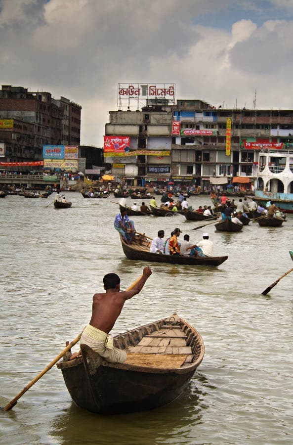 Boat Traffic on Buriganga River Editorial Image - Image of paddling ...