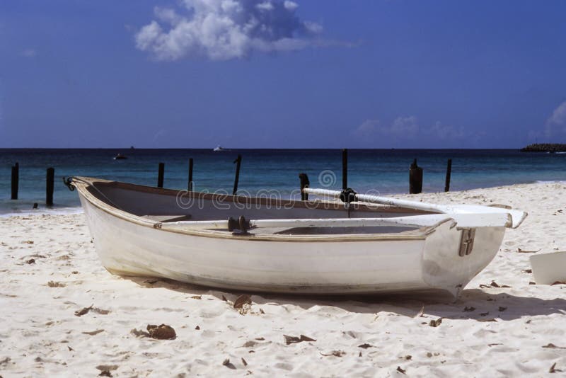 Rundown rowboat on beach stock image. Image of ocean, sand - 7130181