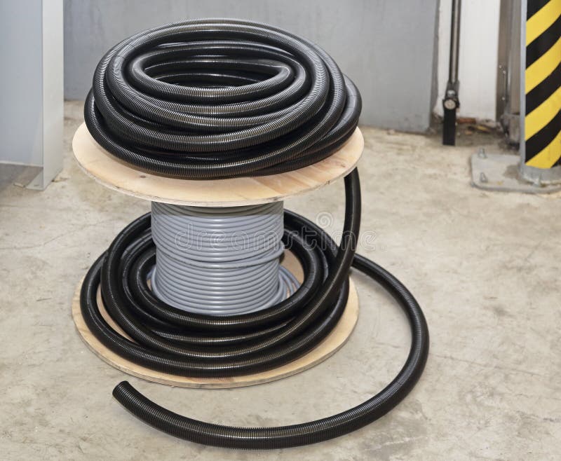 Bobina de cable foto de archivo. Imagen de industrial - 44961030