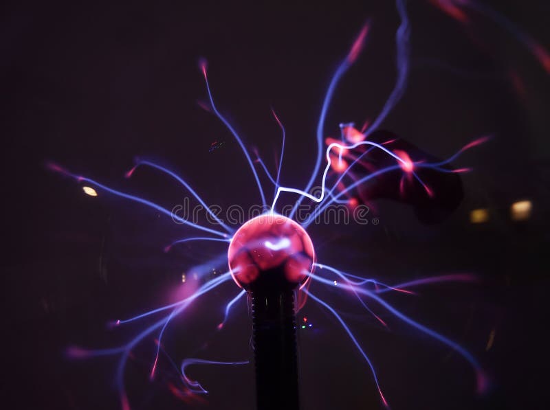 Bobina de Tesla foto de archivo. Imagen de pink, bola - 70855800