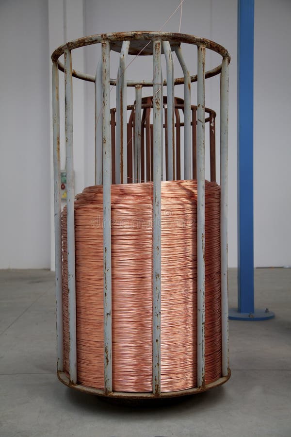 Bobina Del Collegare Di Rame Fotografia Stock - Immagine di lustro ...