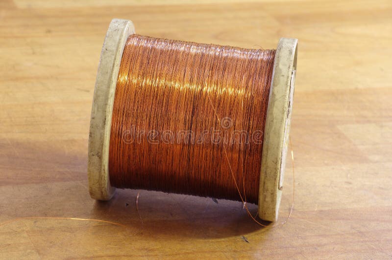 Bobina del filo di rame immagine stock. Immagine di bobina - 77517507