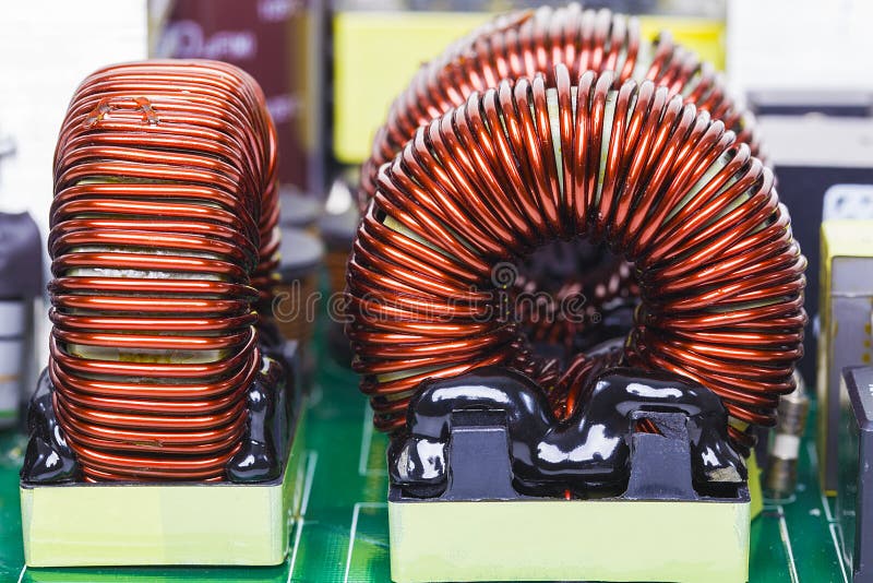 Bobina Do Cobre Do Indutor Na Placa De Circuito Imagem de Stock ...