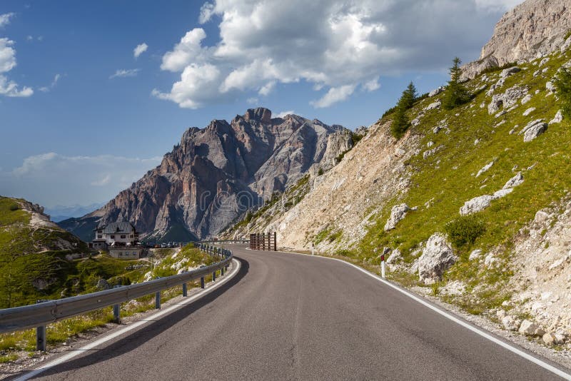 Bobina, Strada Della Montagna - Dolomia, Italia. Immagine Stock ...
